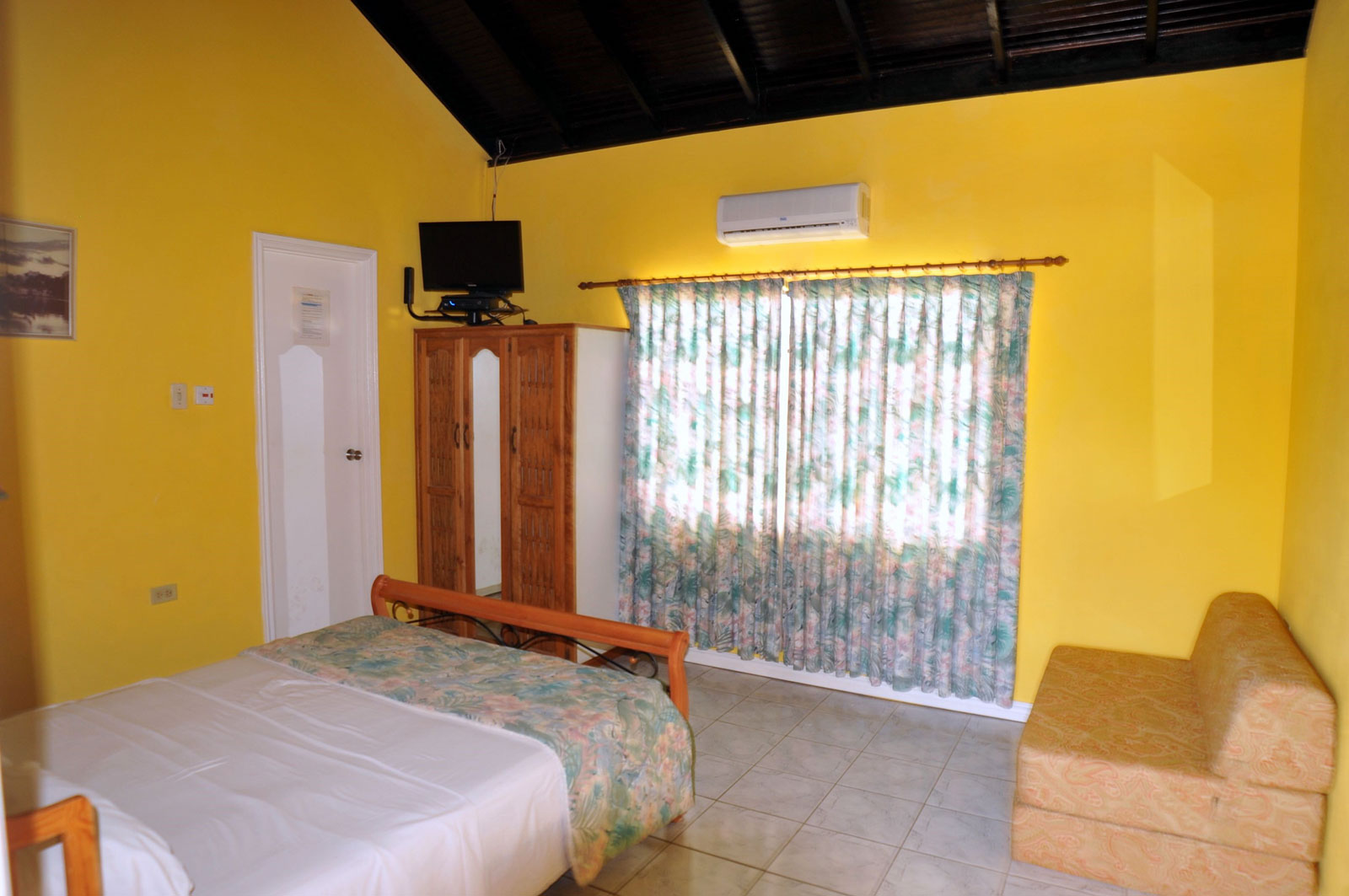 Hummingbird Hotel, Tobago - the myTobago Guide